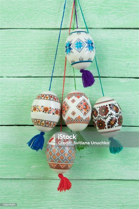 행복 한 부활절 카드입니다 녹색 나무 테이블 배경 화려한 반짝 부활절 달걀 텍스트의 공간을 복사 합니다 3월에 대한 스톡 사진 및 기타 이미지 Istock