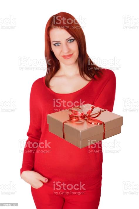 흰색 배경에 고립 된 작은 선물 상자를 들고 하는 쾌활 한 여자 귀여운에 대한 스톡 사진 및 기타 이미지 귀여운 기념일 놀라움 Istock