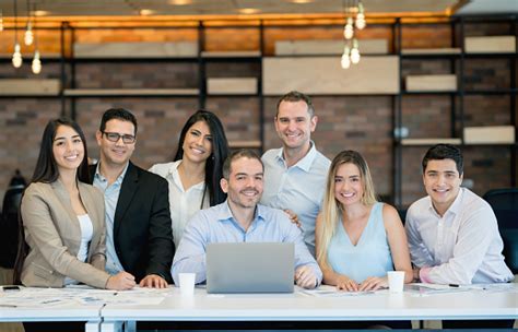 웃 고는 카메라를 보고 사무실에서 기업 들의 행복 한 그룹 비즈니스에 대한 스톡 사진 및 기타 이미지 비즈니스 Staff Meeting 경영자 Istock