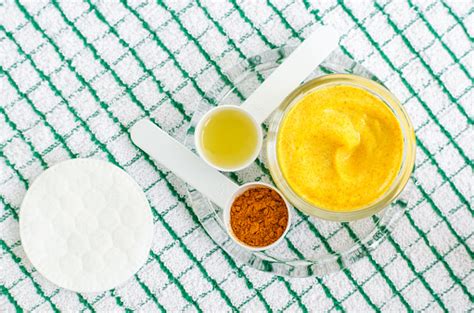 올리브 오일을 사용한 심 황 및 그리스 요구르트 페이셜 마스크 Diy 얼굴과 헤어 마스크 스크럽 및 보습제를 준비 하기 위한 재료 홈메이드 뷰티 트리트먼트 레시피 0명에