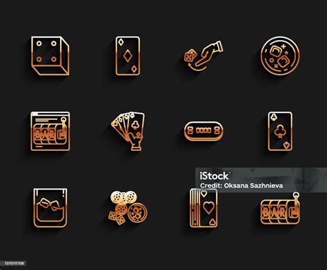 위스키와 얼음 큐브 카지노 칩 게임 주사위 유리 게임 갑판 카드 슬롯 머신 손 들고 클럽 기호와 포커 테이블 아이콘의 세트 라인 유리 벡터 검은색에 대한 스톡 벡터 아트 및