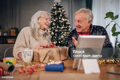 크리스마스에 집에서 가족과 영상 통화를 하는 노부부 디지털 태블릿 크리스마스에 대한 스톡 사진 및 기타 이미지 크리스마스