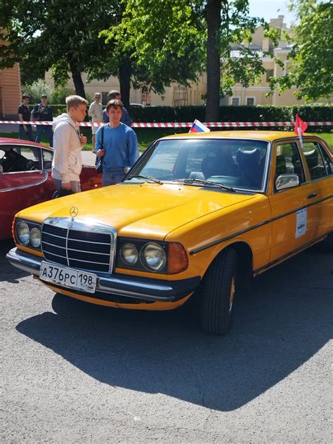 Вторая очередь On Twitter Бабах Внезапно встречаем мерседесы из девяностых