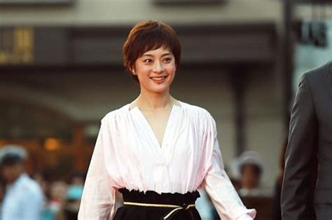 36岁孙俪露肩白裙三颗钻戒豪气做配饰网友一颗够我吃一年