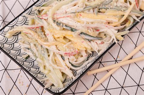 Салата с рачешки рулца и краставица японска салата Кани Супичка