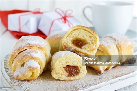 과일 잼 흰색 나무 배경 아침 차 한 잔과 가루 설탕 장식 수 제 크 선물 흰색과 빨간색 상자는 꼬기와 연결 되어 흩어져 0명에