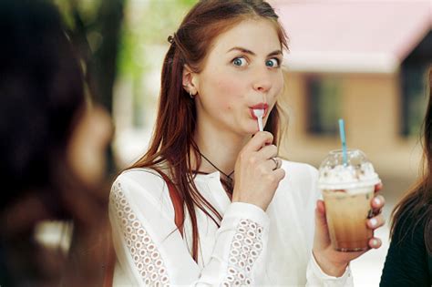 세련된 행복한 여자는 손에 딸기 아이스크림을 들고 숟가락을 핥고 도시 거리에서 휴식을 취하고 재미있는 즐거운 순간을 얼음에 대한 스톡 사진 및 기타 이미지 Istock