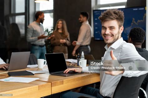 책상에 앉아 엄지 손가락을 위로 제스처를 보여주는 자신감 있는 사업가 경영자에 대한 스톡 사진 및 기타 이미지 경영자 공란