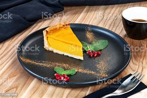 어두운 접시에 레몬 민트 슬라이스 디저트 케이크에 보기를 닫습니다 텍스트에 대 한 여유 공간을 복사 합니다 커피와 함께 아침 식사를 위해 맛 있는 음식 0명에 대한 스톡