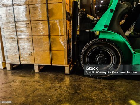 컨테이너 트럭에서 물류 및 운송 산업의 창고화물 보관소에 지게차하여 목재 팔레트에 선적 상자 와 물품을 적재 및 하역하는 작업자 지게차에 대한 스톡 사진 및 기타 이미지
