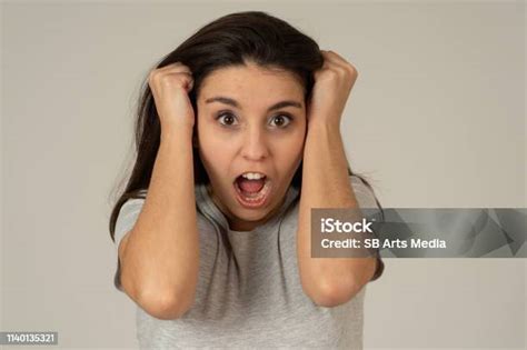 성 난과 스트레스 얼굴을 가진 젊은 매력적인 좌절 라틴어 여자의 초상화 미친 소리를 보고 분노 제스처를 만들기 표정과 감정과 정신 건강 감정에 대한 스톡 사진 및 기타