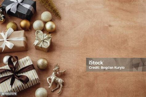 즐거운 성탄절 크리스마스 순 록 반짝이와 소박한 나무 배경 텍스트에 대 한 공간에 장식 세련 된 선물 상자 현대 검정과 골드 플랫 하다를 선물 한다 계절 인사말입니다 0명에