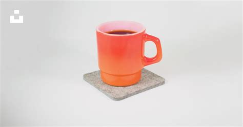 검은 액체로 채워진 주황색 머그잔 사진 Unsplash의 무료 오렌지 이미지