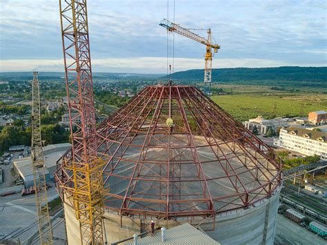 산업 생산 지역에서 높은 콘크리트 공장 구조와 타워 크레인으로 건설 중인 시멘트 공장의 조감도 제조 및 글로벌 산업 개념