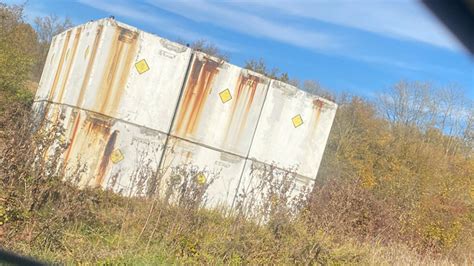 Ронещи се скали предващаващи скорошно срутване радиоактивни отпадъци складирани на… шосето