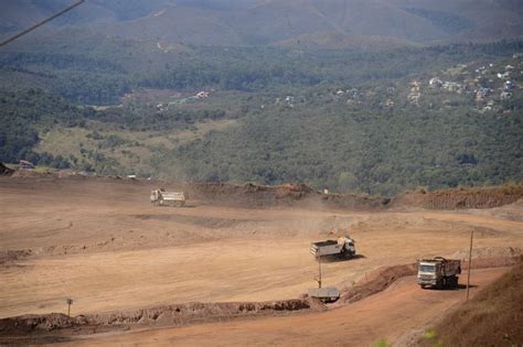 Caminhões Dirigidos De Forma Remota Trabalham Na Descaracterização Da Barragem B3 B4 Da Vale Em