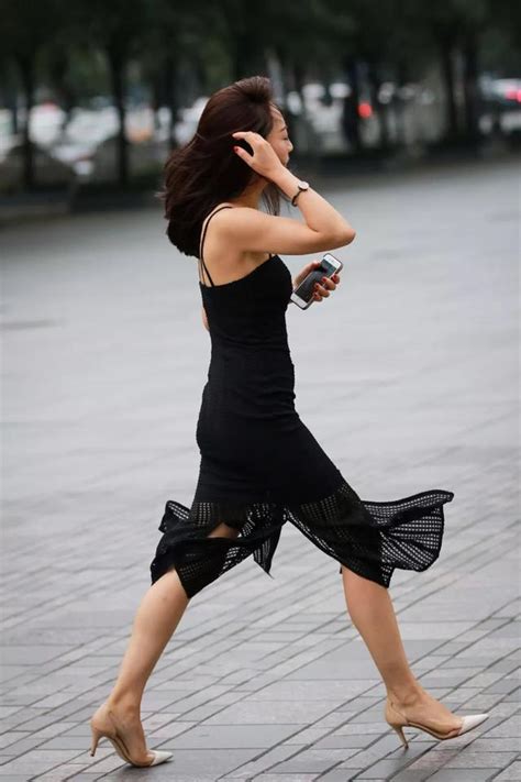 叉黑裙翘腚美女 每日头条