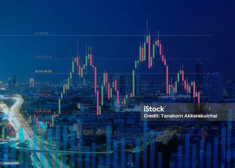 피보나치 표시기와 배경에 도시 경관 야경 주식 그래프 차트 0명에 대한 스톡 사진 및 기타 이미지 0명 Led 조명 개념 Istock