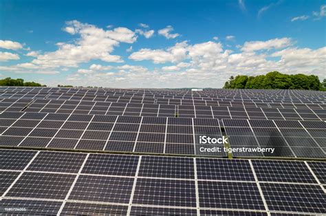 배터리를 충전하는 현대 태양광 태양 전지판 농지에 설치된 지속 가능한 에너지 태양 전지판이 줄지어 있습니다 녹색 에너지와 환경 생태 개념 0명에 대한 스톡 사진 및 기타