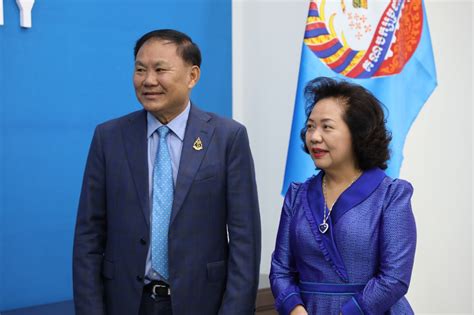 តើមហាសេដ្ឋីប្រាក់ពាន់លាន លី យ៉ុងផាត់ ចេះប៉ុន្មានភាសា