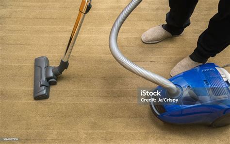 양탄자를 진공 청소기로 청소 하는 동안 사용 되 고 현대 진공 청소기의 어두운 머리 청소 서비스 개념입니다 진공 청소기와 카펫 Hoovering의 과정 가사 집안일에 대한