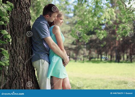 N Tta Par Som Vilar I Solig Sommar Parkerar Lskar F Rh Llanden Fotografering F R Bildbyr Er
