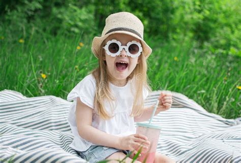 Lilla Flickan Som Dricker Den L Ckra Jordgubbesmoothien Med Mj Lkar Och Glass Fotografering F R