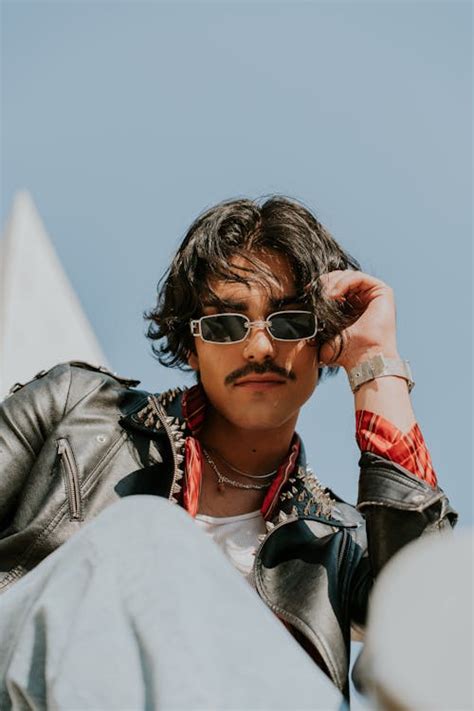 가죽 재킷에 선글라스를 낀 세련된 남자 · 무료 스톡 사진