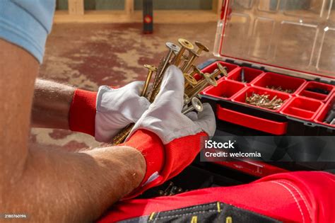 작업장에서 건설 프로젝트를 진행하는 동안 나사와 볼트를 정리하는 장인 Diy에 대한 스톡 사진 및 기타 이미지 Diy 개선 건설 산업 Istock