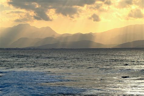 무료 이미지 경치 바다 연안 대양 수평선 산 해돋이 일몰 햇빛 아침 육지 웨이브 호수 새벽 분위기 여행 황혼 반사 지중해 휴일 섬