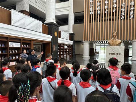 党员先锋做表率文明传递进校园人文与管理学院教工党支部图书馆党支部信息中心党支部与榕湖小学开展党员志愿者服务活动 桂林医科大学官网