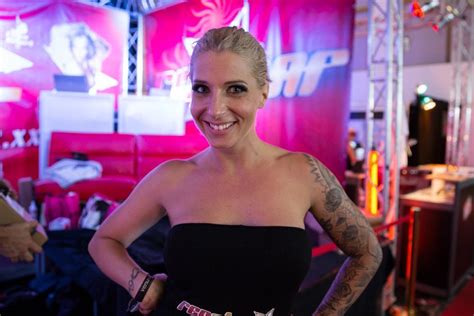 Gwiazdy Porno Opowiadaj Jak Straci Y Dziewictwo