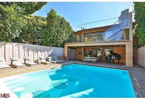 Celebrity Homes Pamela Andersons Beach House In Malibu