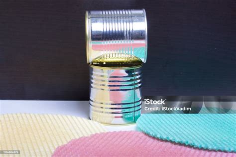 다른 색상의 라운드 웨이퍼 케이크 와플 케이크를 만들기 위한 근처에는 케이크를 담글 수 있는 응축 된 우유가 있습니다 어두운 배경에서 0명에 대한 스톡 사진 및 기타 이미지