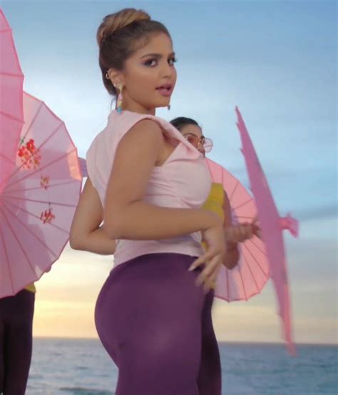 طيز حلا الترك طرية مدورة من وراء صور مثيرة الفن والجمال