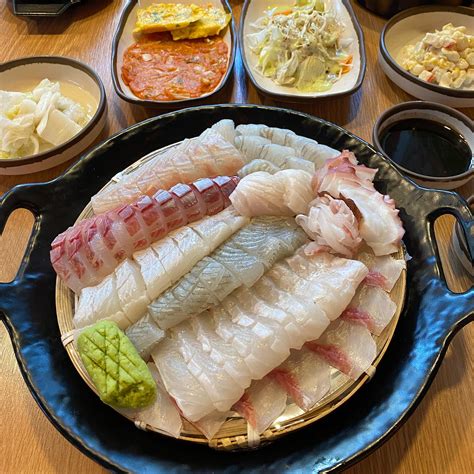 지극정성 회포차 다사 날씨도 선선해지면서 강정보나들이 갔다 오시는 분들이 많더라구요 출출한 배는 푸짐한 상차림 💙지극정성 회 포차💙에서 하시는 것은 어떨까요