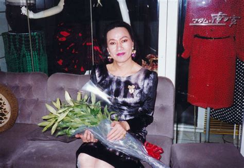 47歳の誕生日祝いで、スナックの常連客から贈られた花束を手に記念撮影（本人提供） 「私は女優」時代も性別も超え、輝き追い求めた半生