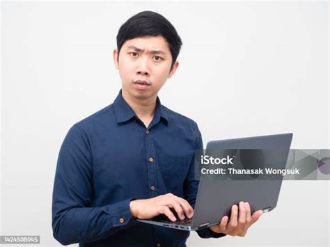 노트북을 들고 카메라를 바라보는 진지한 얼굴을 가진 아시아 남자 30 34세에 대한 스톡 사진 및 기타 이미지 30 34세 개념 개념과 주제 Istock