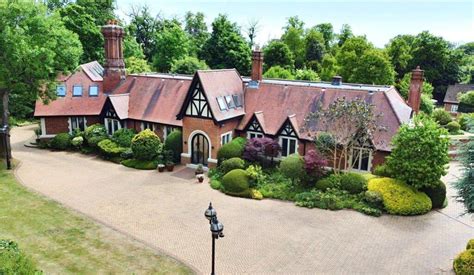 6 Bedroom Detached House For Sale In The Common Stanmore Middlesex Ha7