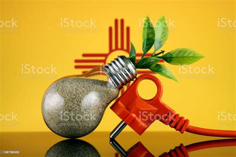 플러그 전구 및 뉴 멕시코 주 깃발 내부에서 자라는 식물 녹색 에코 재생 에너지 개념입니다 뉴멕시코에 대한 스톡 사진 및 기타 이미지 Istock