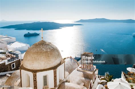 산토리니 이아 마을 일몰 동안 고급 호텔과 산토리니 섬에서 하얗게 칠한 건물 은 그리스의 고급 휴양지 미코노스에 대한 스톡 사진