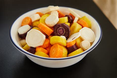 그릇에 조각으로 얇게 썬 3 가지 색상의 당근은 요리 준비가되었습니다 0명에 대한 스톡 사진 및 기타 이미지 0명 개념 건강한 생활방식 Istock