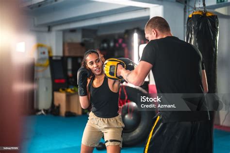 체육관에서 연습하는 20대 초반의 아름다운 라틴 여성 복서 20 24세에 대한 스톡 사진 및 기타 이미지 20 24세 25 29세 2명 Istock