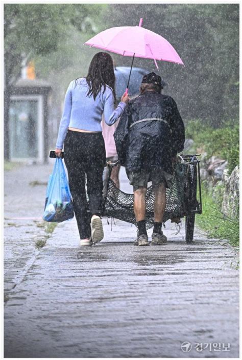 폐지줍는 노인 우산 씌워준 女현금까지 뽑아줬다