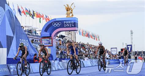 트라이애슬론 경기 펼치는 선수들