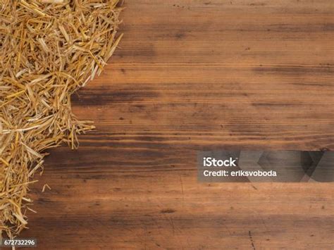 오래 된 나무 판자의 배경에 짚으로 농촌 환경 배경 정상에서 전망입니다 인사말 카드에 대 한 크리에이 티브 배경 0명에 대한 스톡 사진 및 기타 이미지 Istock