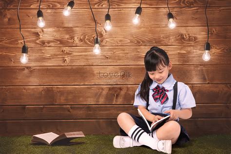 책 읽는 소녀 배경 사진 및 창의적인 일러스트 무료 다운로드 Lovepik