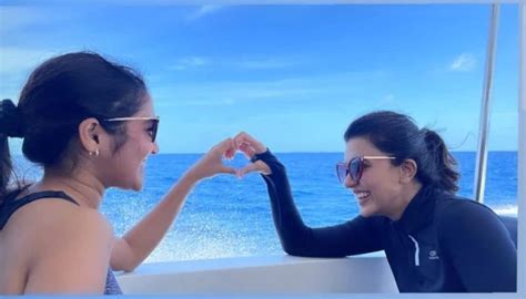 Anikha Maldives Photos மாலத்தீவு போனதும் கிளாமர் ரூட்டுக்கு தாவிய அனிகா நீச்சல் உடையில்