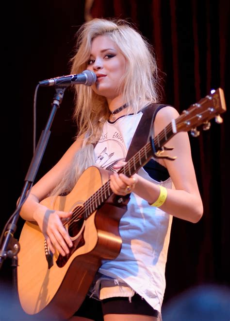 Nina Nesbitt Beautiful Pop Star With Short Hairstyles