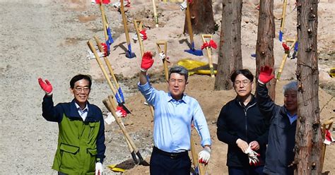 이강덕 시장 미래를 위해 함께 나무를 심어요